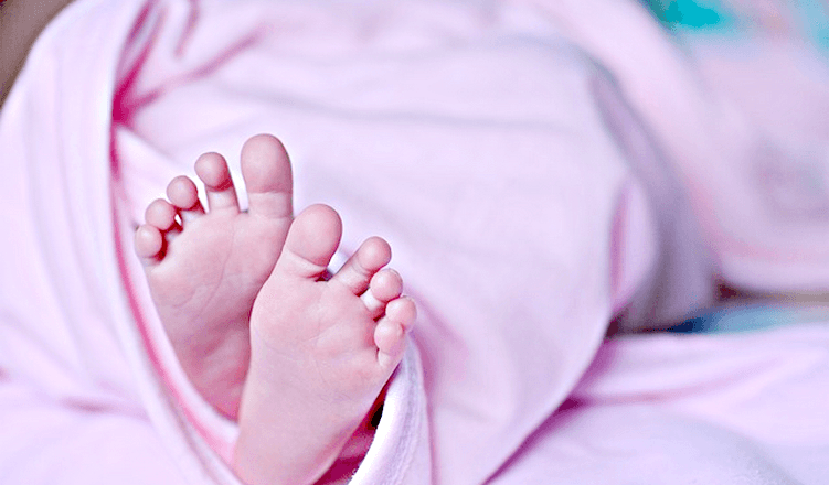 Por qué un bebe hace popo blanco